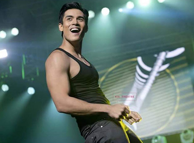 Xian Lim steals kiss from Kim Chiu; she responds by grabbing him | PEP.ph