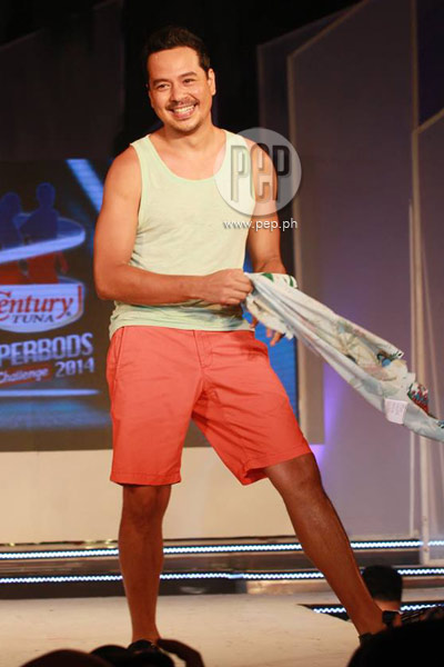John Lloyd Cruz reveals leaner body in Boracay | PEP.ph