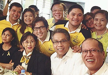 Korina Sanchez shows photo of Mar Roxas with Vilma Santos, Leni Robredo ...